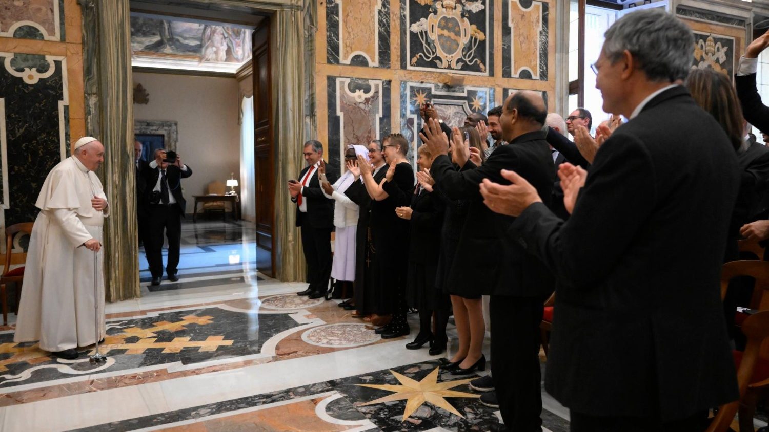 Francesco: comunicare è rendere le persone meno sole e dare voce agli esclusi - Vatican News