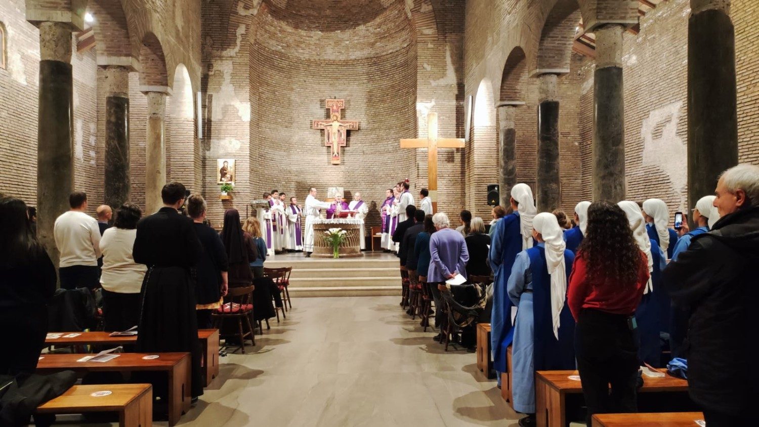 En Roma una oración ecuménica por el Papa y todos los que sufren - Vatican News