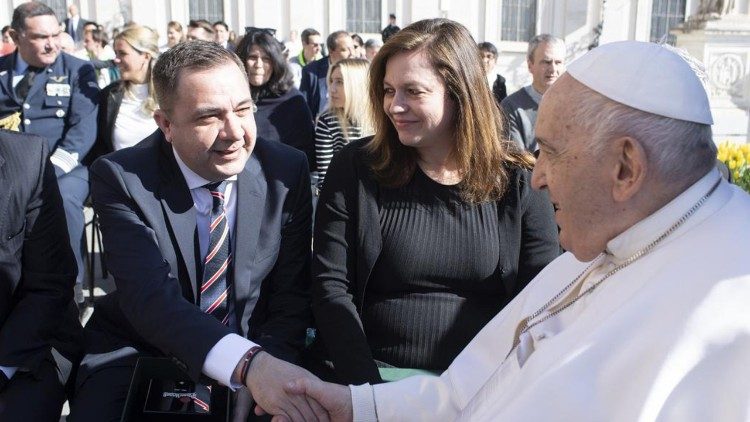 Zástupci plzeňského pivovaru již po dvanácté přivezli do Vatikánu zlatý ležák Pilsner Urquell ...